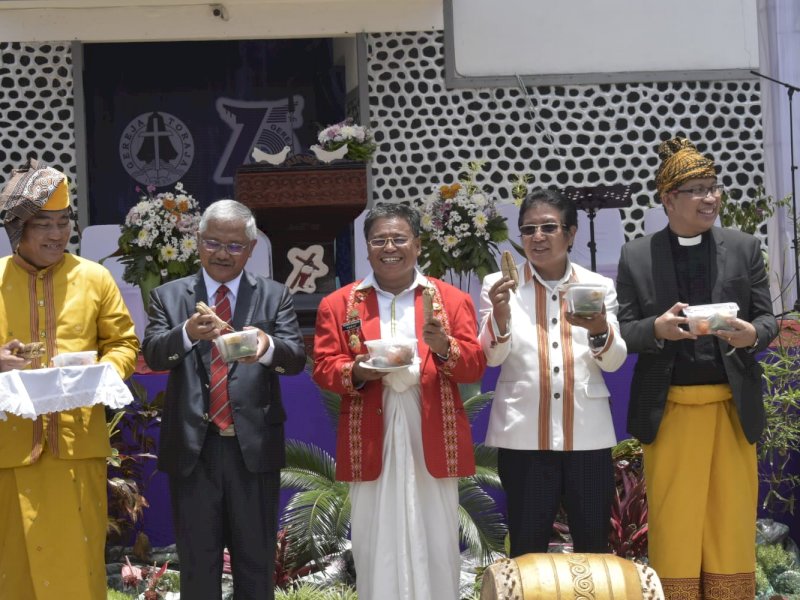 Bupati dan Wakil Bupati Torut Hadiri Puncak Perayaan 75 Tahun Gereja Toraja